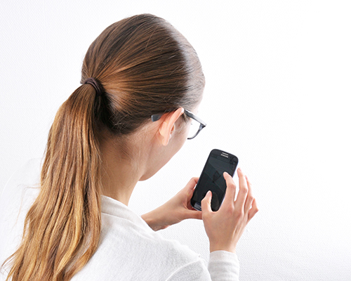 Smartphone-Nacken: Wie ständige Handynutzung die Halswirbelsäule ...
